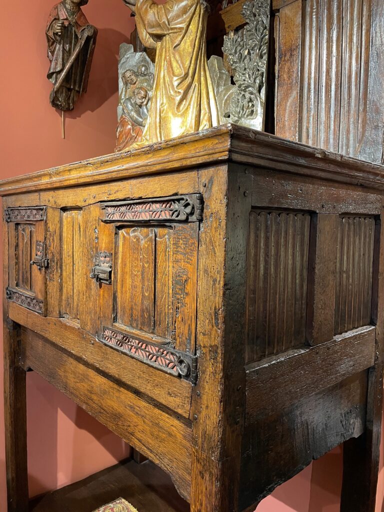 RARE GOTHIC CUPBOARD WITH LINENFOLD DECOR - Galerie Gabrielle Laroche