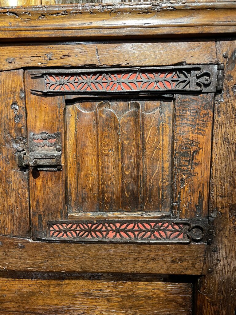 RARE GOTHIC CUPBOARD WITH LINENFOLD DECOR - Galerie Gabrielle Laroche